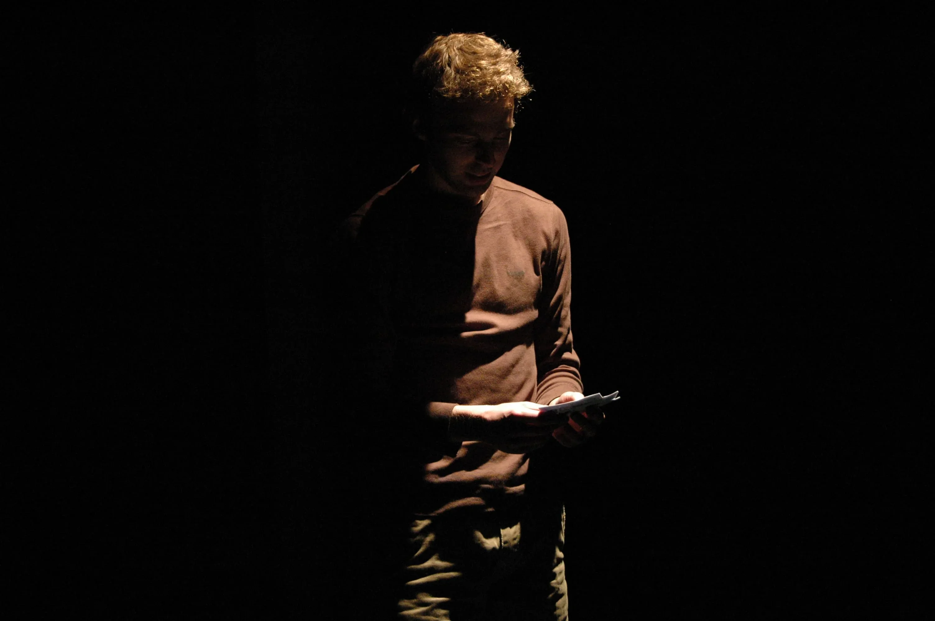 Monologue sur scène — PièceDeThéâtre